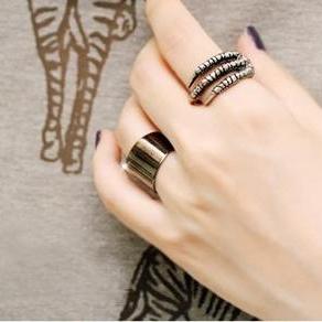 Claw Shaped Ring Gothic Gold And Silver on Luulla