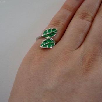 Lovely Green Leaf Shaped Ring on Luulla